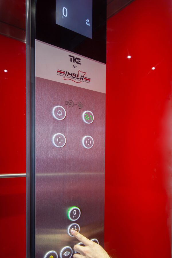 Vermelho Ferrari dá o tom aos elevadores para o autódromo de Ímola, na Itália - TK Elevator Brasil