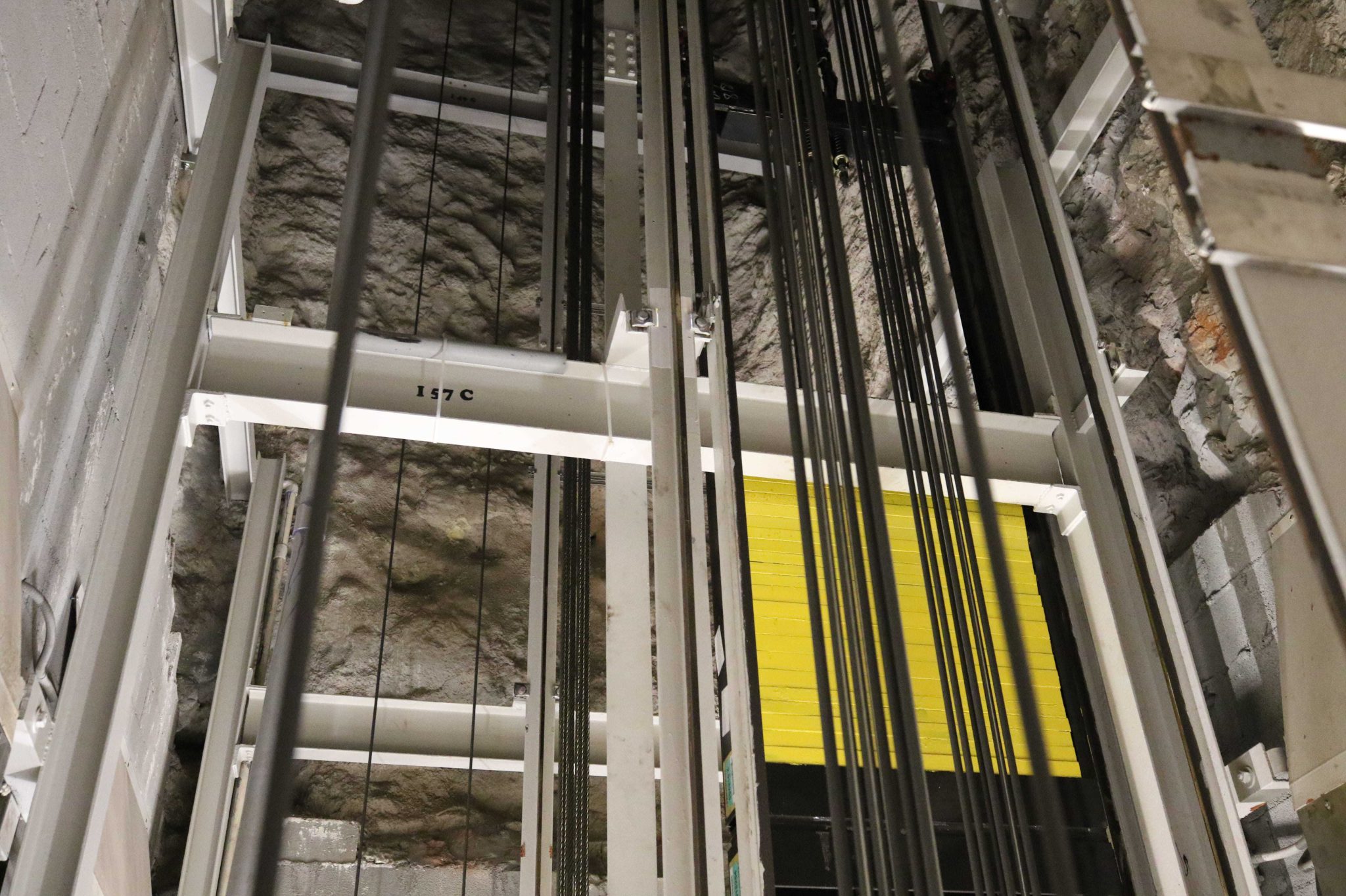 Elevadores descem até os subterrâneos das cavernas do Parque Nacional ...